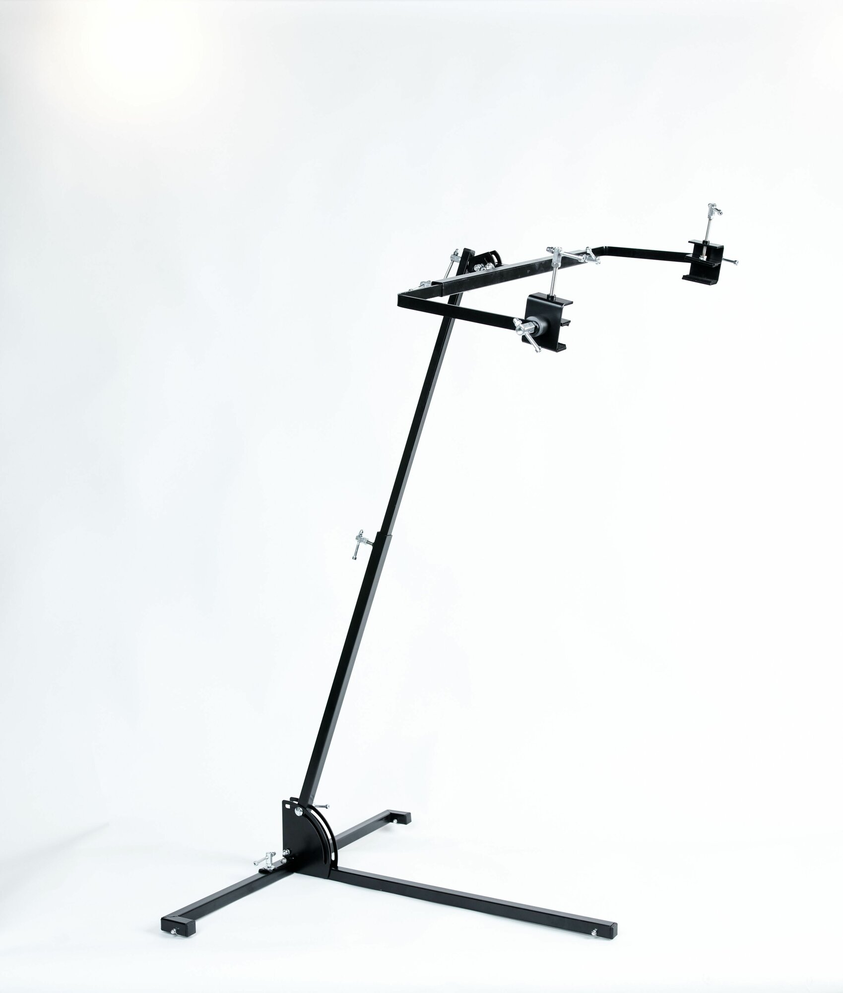 Станок для вышивки напольный с держателем рам и держателем 2 в 1 для пялец и снапов "Амур" чёрного цвета.