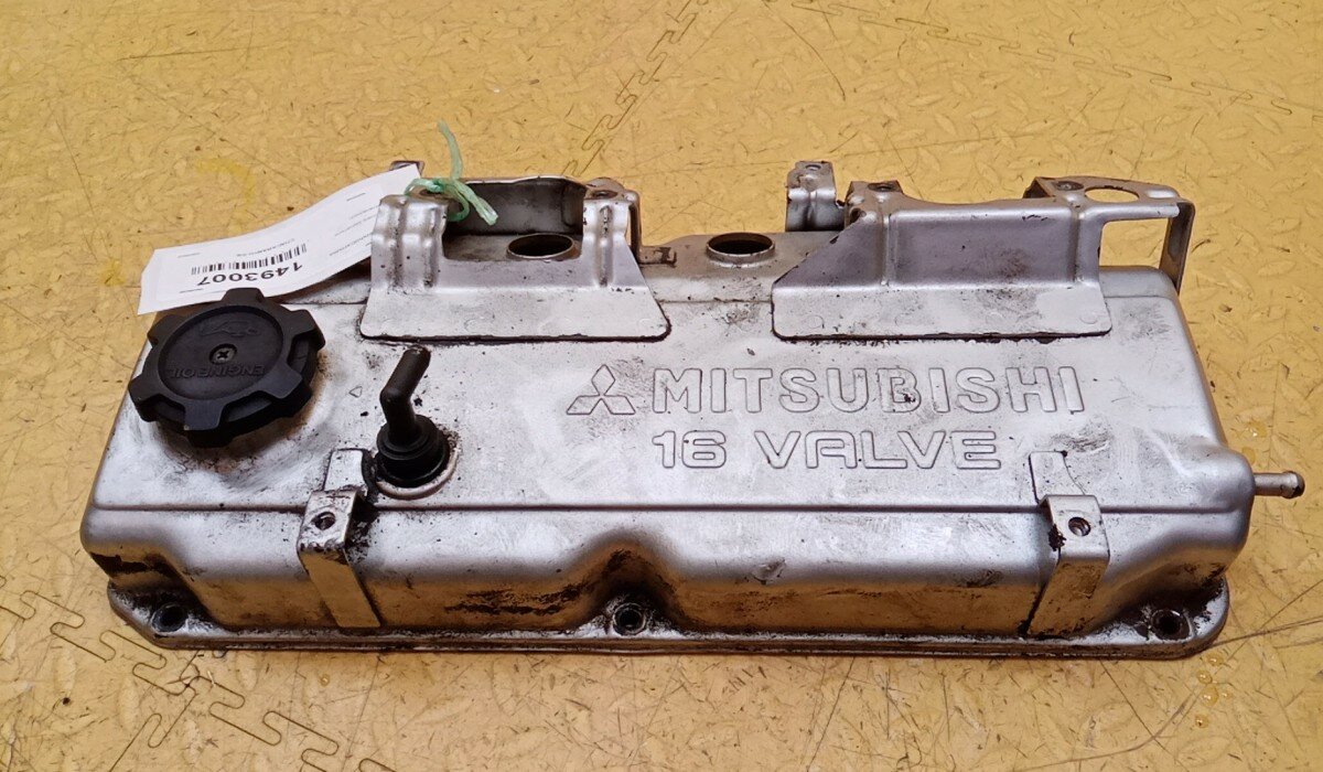Крышка двигателя Carisma (DA) Mitsubishi