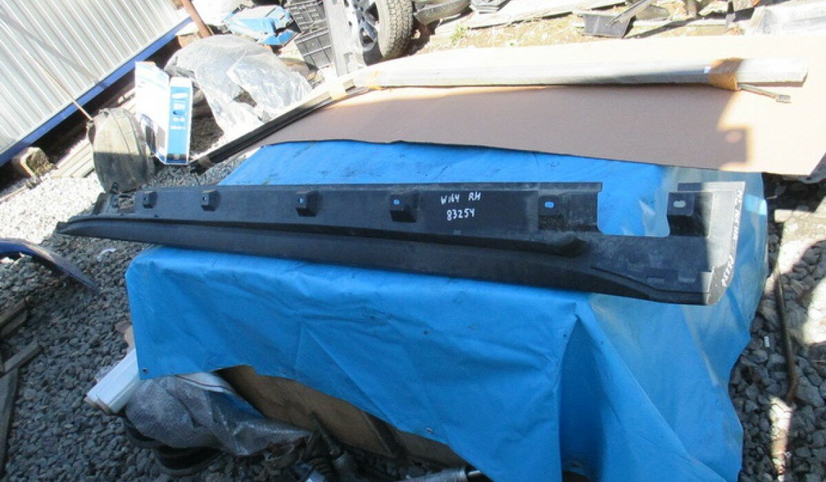Накладка на порог (наружная) W164 M-klasse (ML) Mercedes-Benz A1646900840