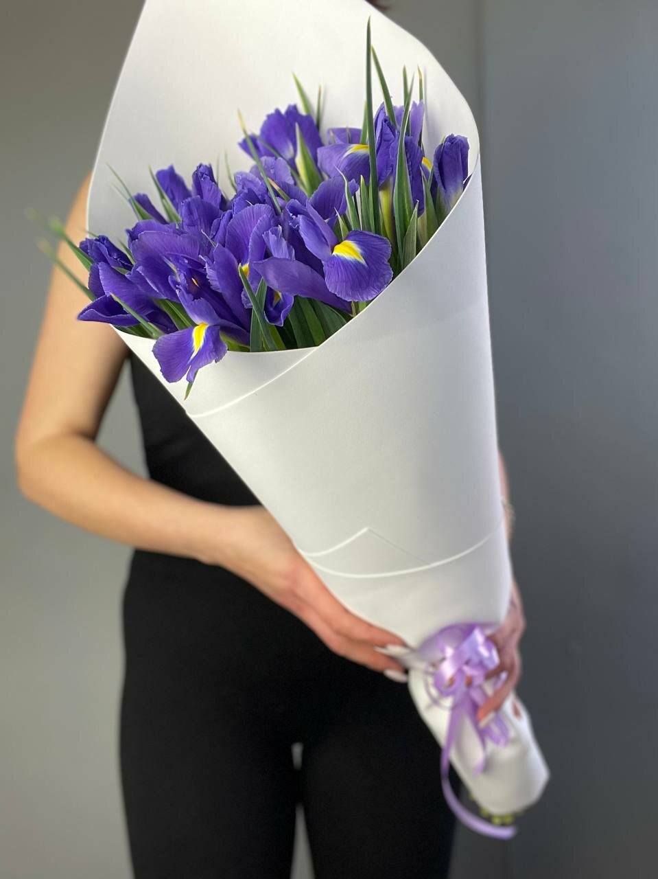 Букет из 21 живого ириса в упаковке из фоамирана / нежный букет