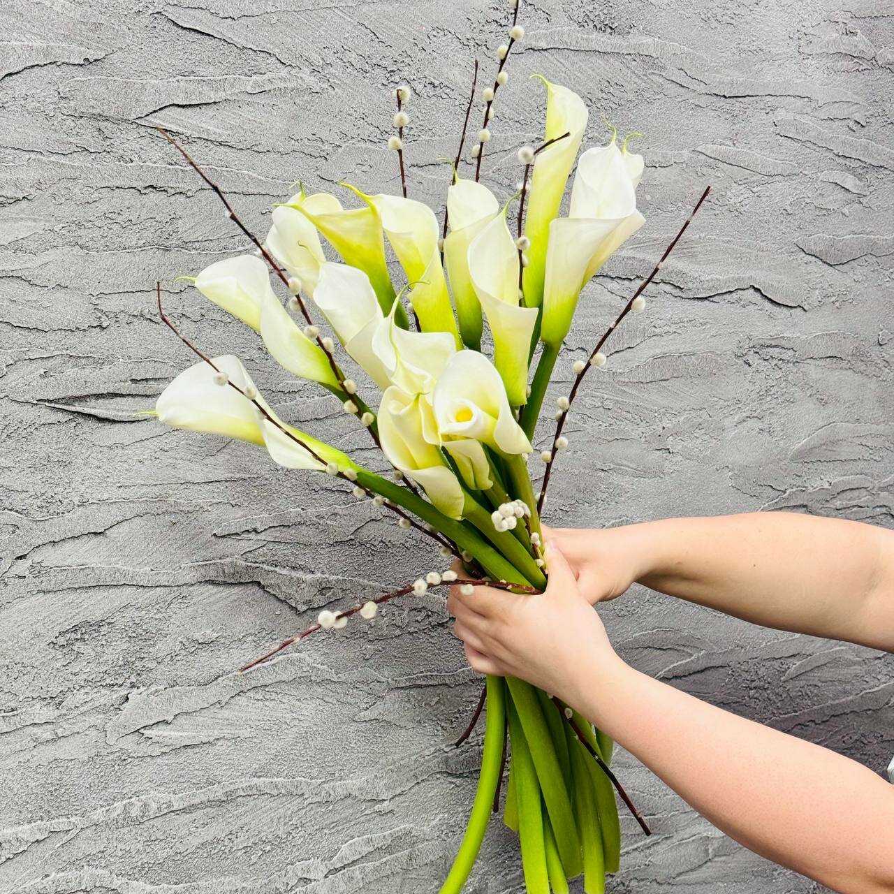 Букет из белых калл с веточками живой вербы. Белые каллы 15 шт