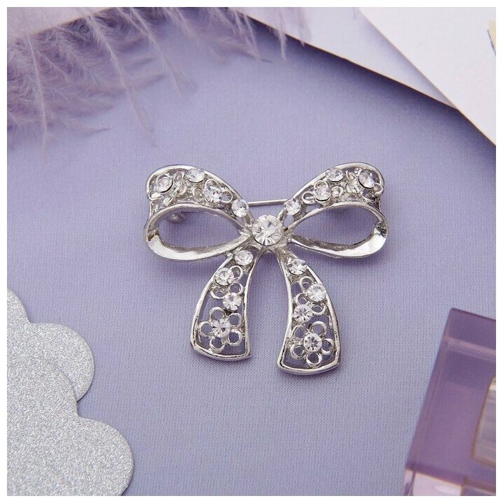 Брошь, стразы