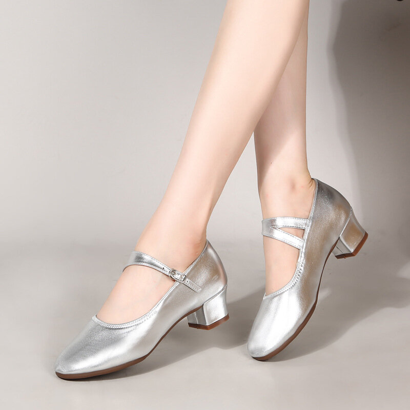 Спортивные туфли