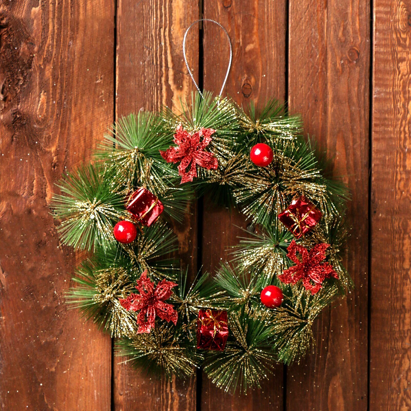 Новогодний венок "Подарочек зелёный с красными цветами" 20 см, красивый уличный венок, рождественское декоративное украшение на дверь для дома на Новый год