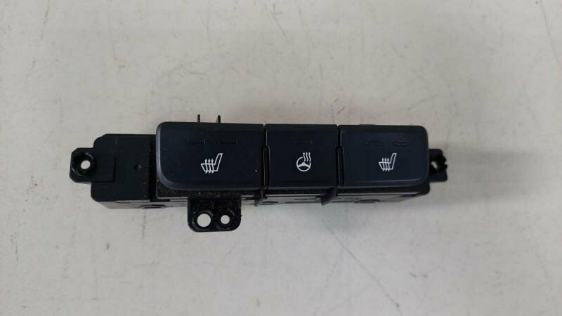 Кнопка обогрева сидений Kia Rio X-Line 2017 кат.номер: 93300H0200