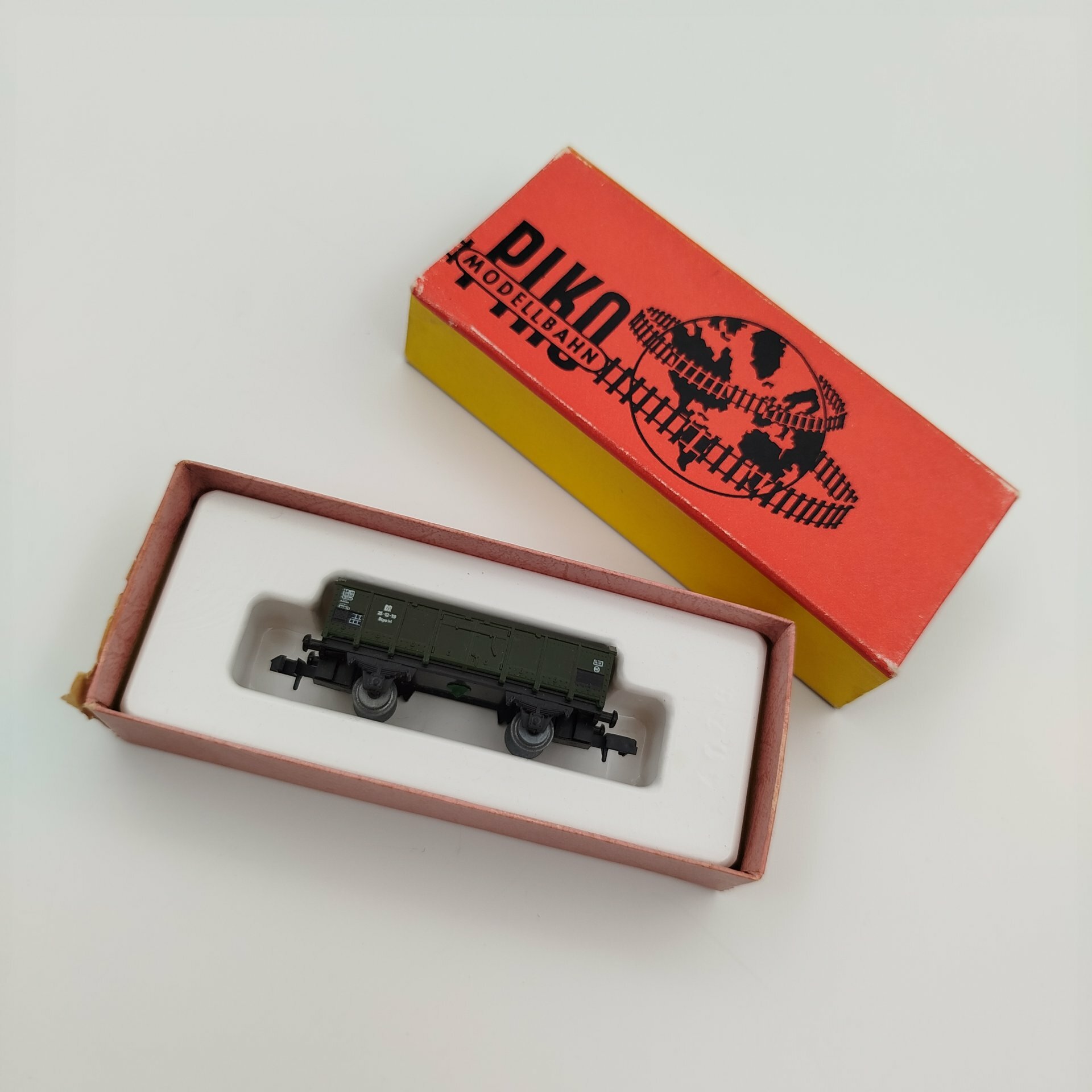 Модель товарного железнодорожного вагона "5.4125-015", в оригинальной коробке
