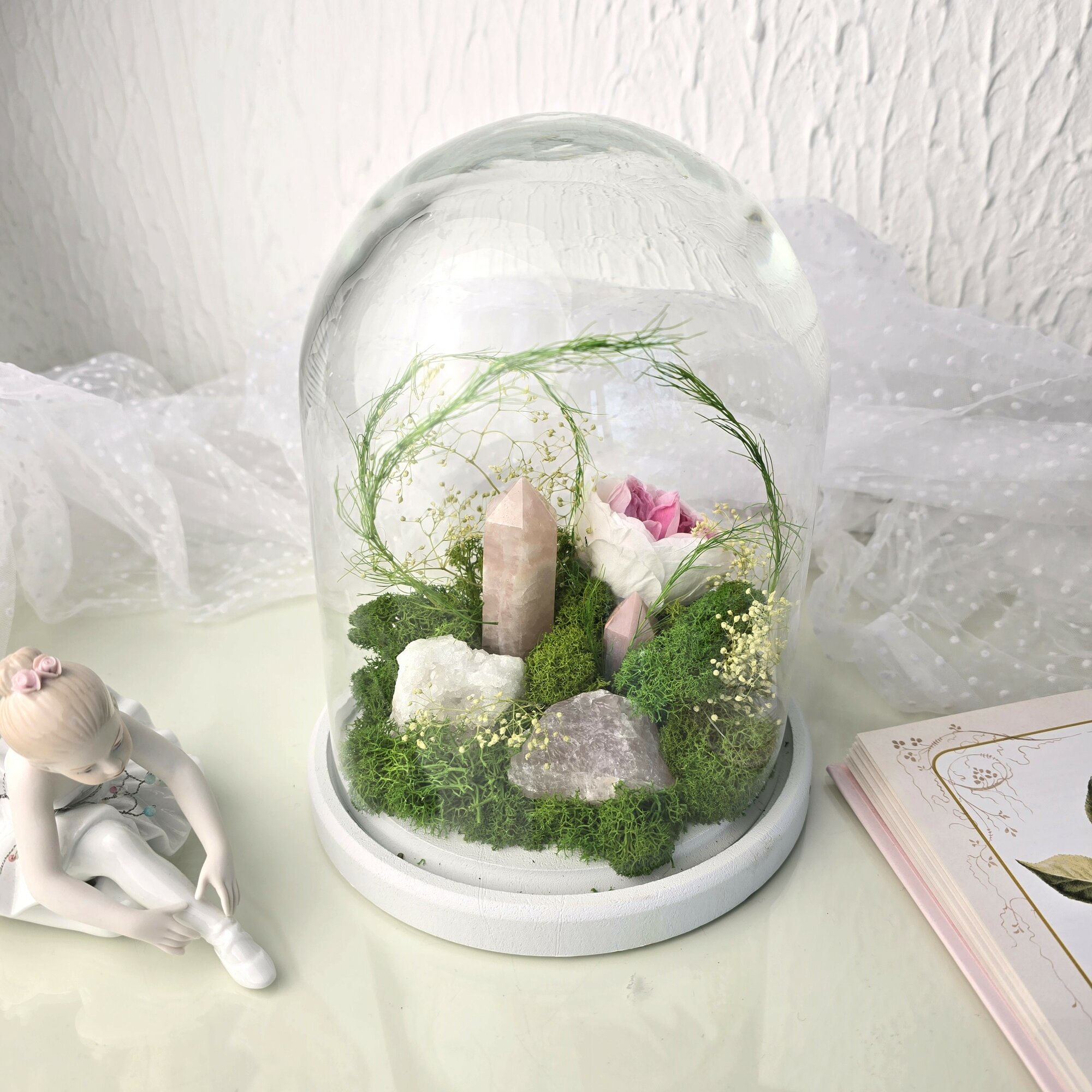 Композиция в колбе из камней и живых стабилизированных роз "Клубничный город" , подарок на 14 февраля и 8 марта