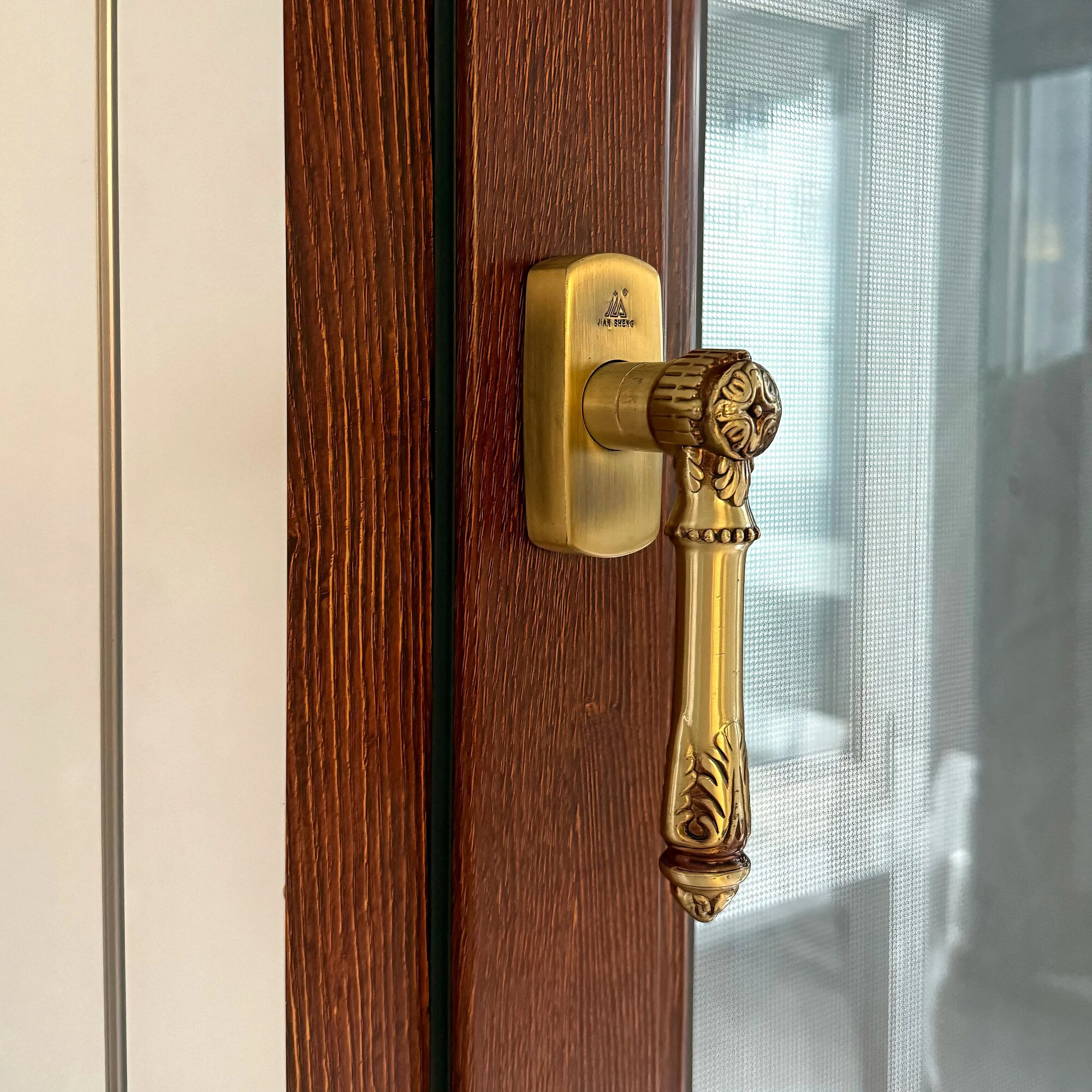 Антикварная оконная ручка из латуни