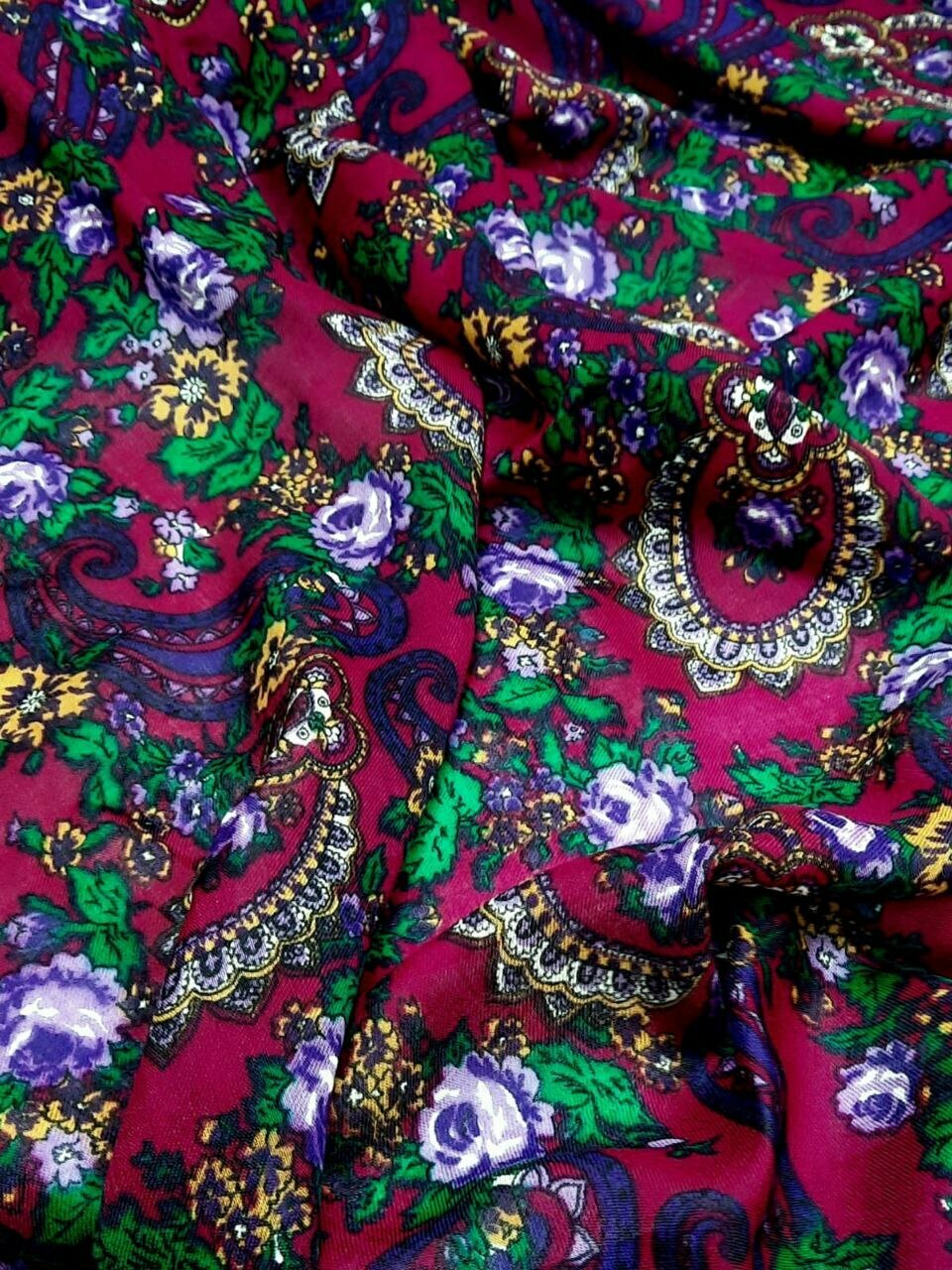 Шерстяная ткань с росписью, темно-бордовая.