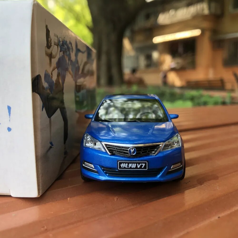 Модель автомобиля CHANGAN V7 1:43 Синий металлический кузов