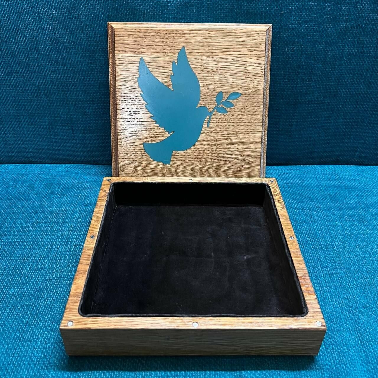 Шкатулка с эпоксидной смолой "Голубка"