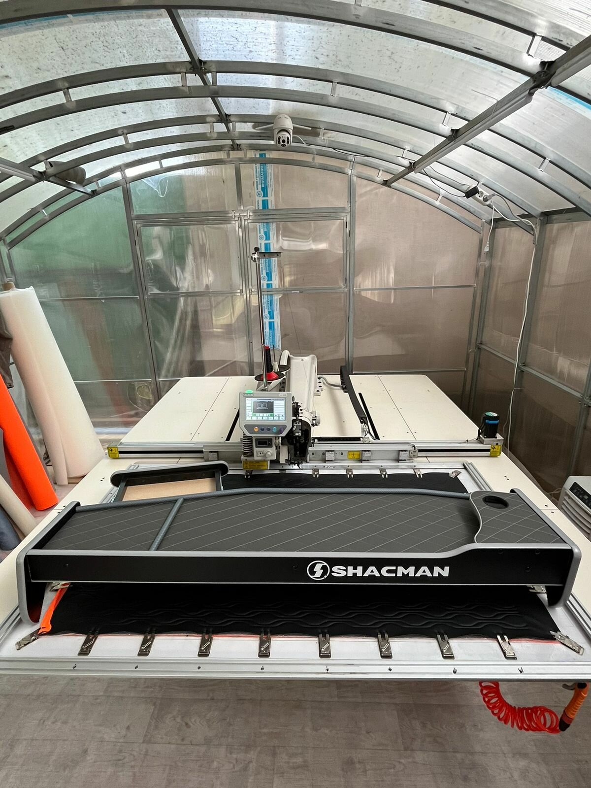 Стол-полка с подстаканником SHACMAN f2000 f3000 (шахман) черная экокожа Белый ромб