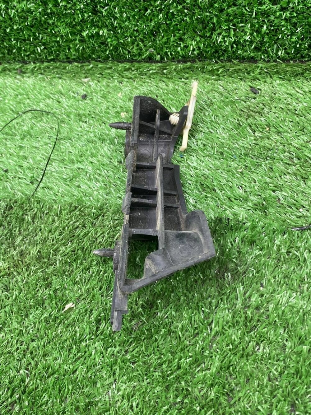 Крепление бампера переднее правое Audi A4 8K 4810 8k0807284