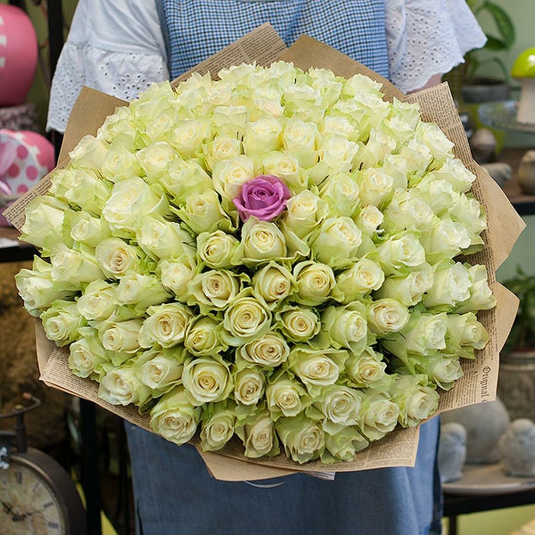 Монобукет Charlotte, 101 кенийская роза, бумага крафт, 1 белая и 1 розовая роза