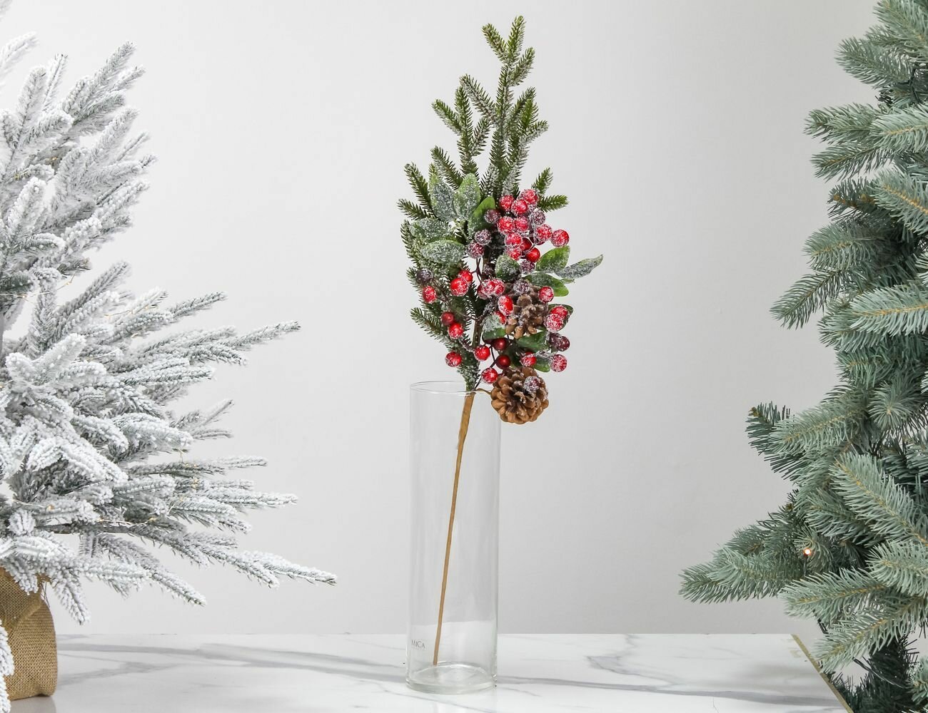 Декоративная ветка заснеженная с шишкой и ягодками, хвоя 100% литая РЕ, 68 см, Kaemingk 685156