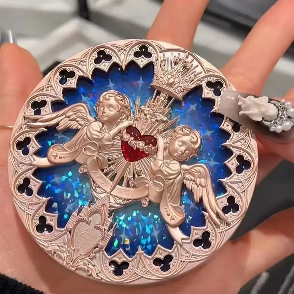 Пудра-хайлайтер Flower Knows Little Angel Emboss, естественно осветляет водянистую и трехмерную основу для макияжа.