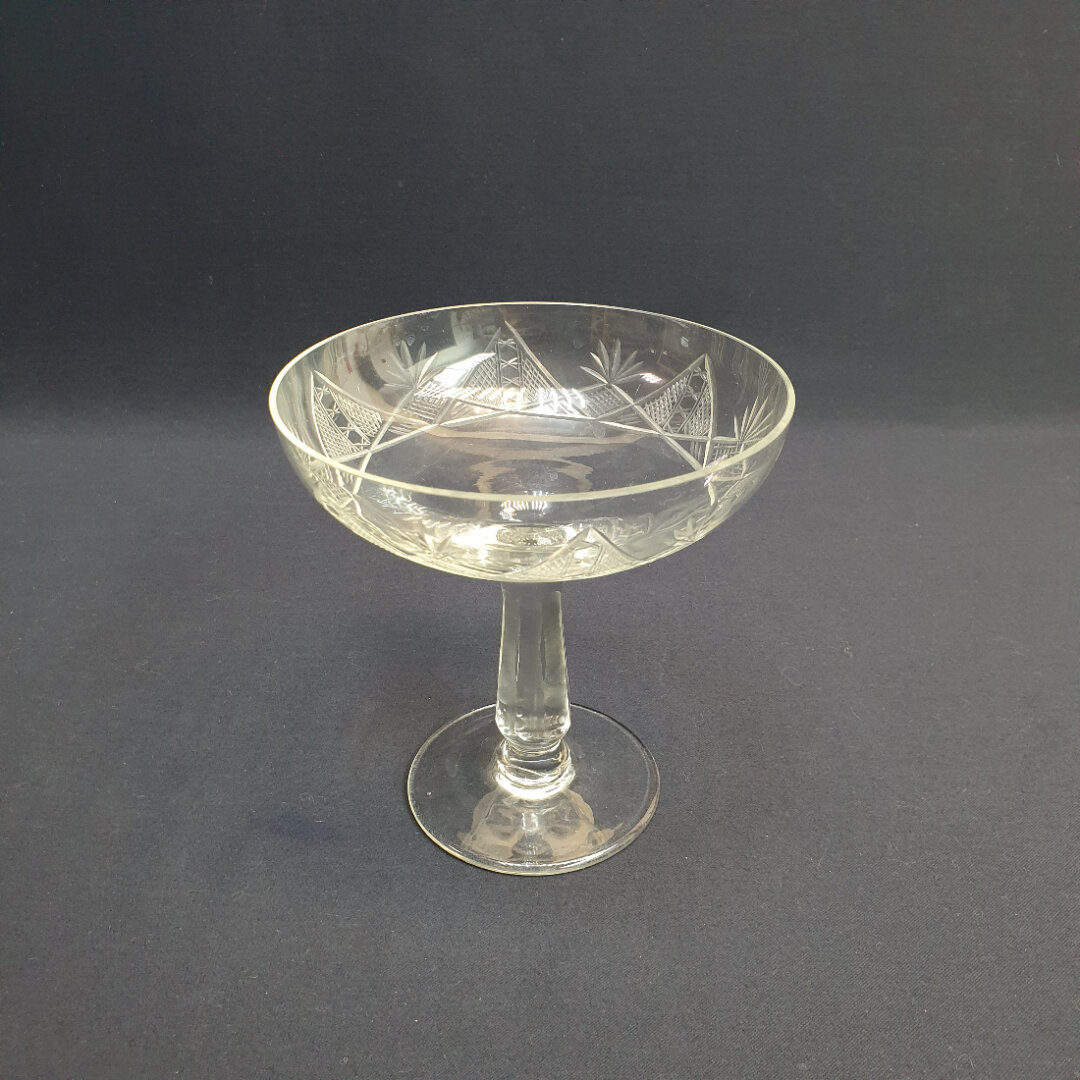 Ваза на фруктовница конфетница фигурной ножке 16 см, стекло, ручная резка, 500 мл. Винтаж, СССР.