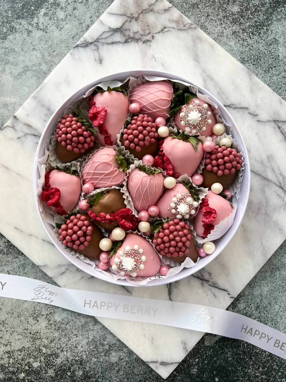 Подарочный набор клубники в шоколаде "Romeo and Juliet" (20*20 см)