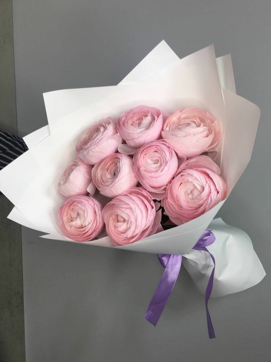 Розовые итальянские ранункулюсы