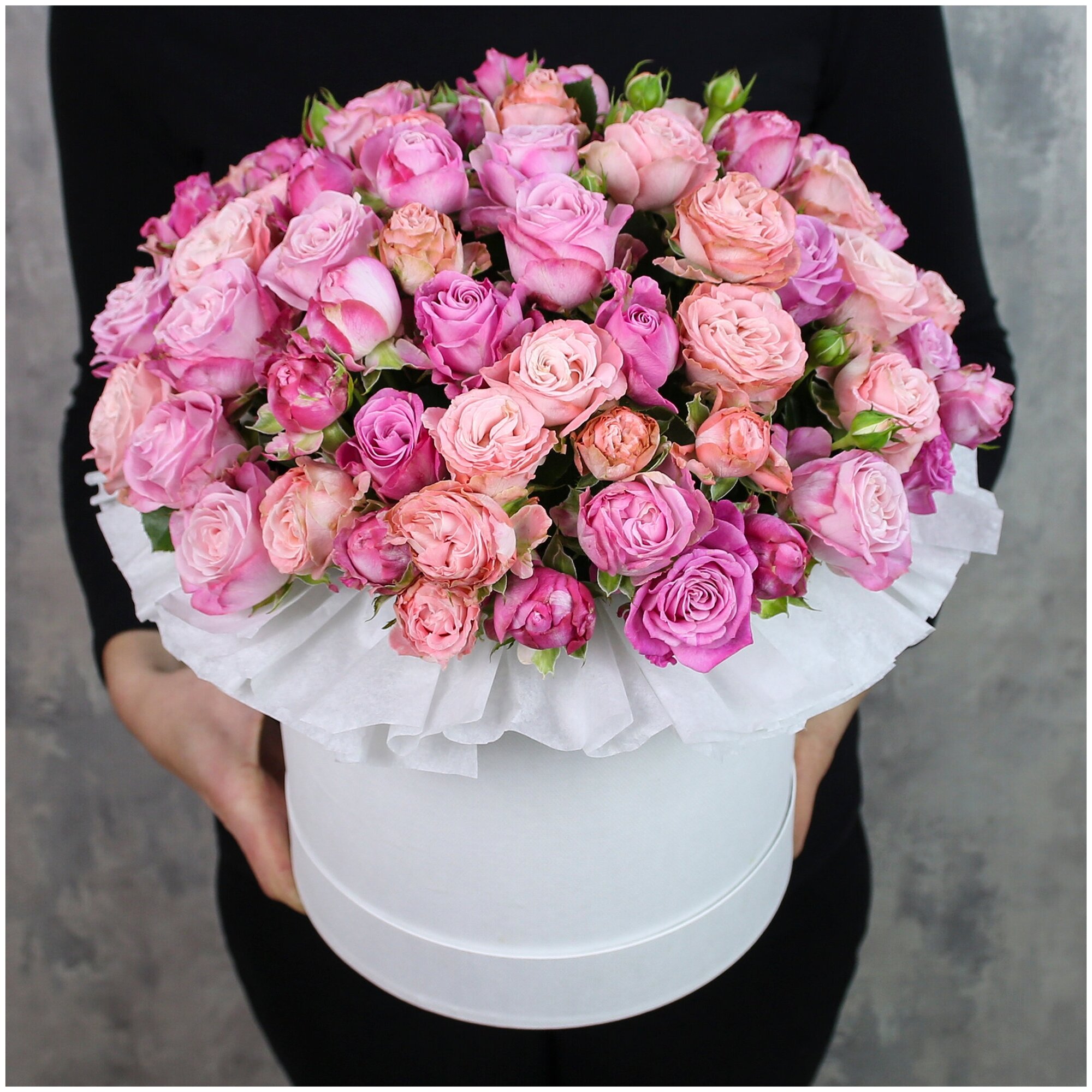 Цветы живые букет Flor-Pro Flowers из кустовых роз в шляпной коробке "Пандора"