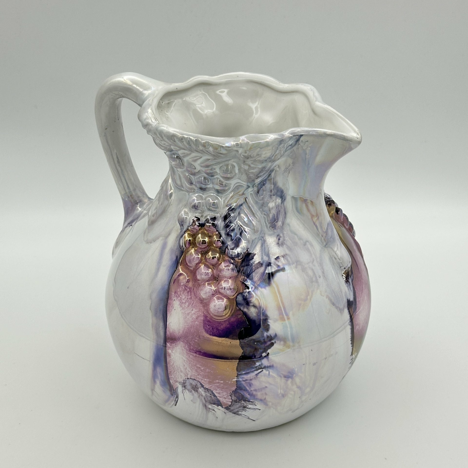 Кувшин с рельефным изображением винограда, фаянс, люстр, Западная Европа, 1960-1980 гг.