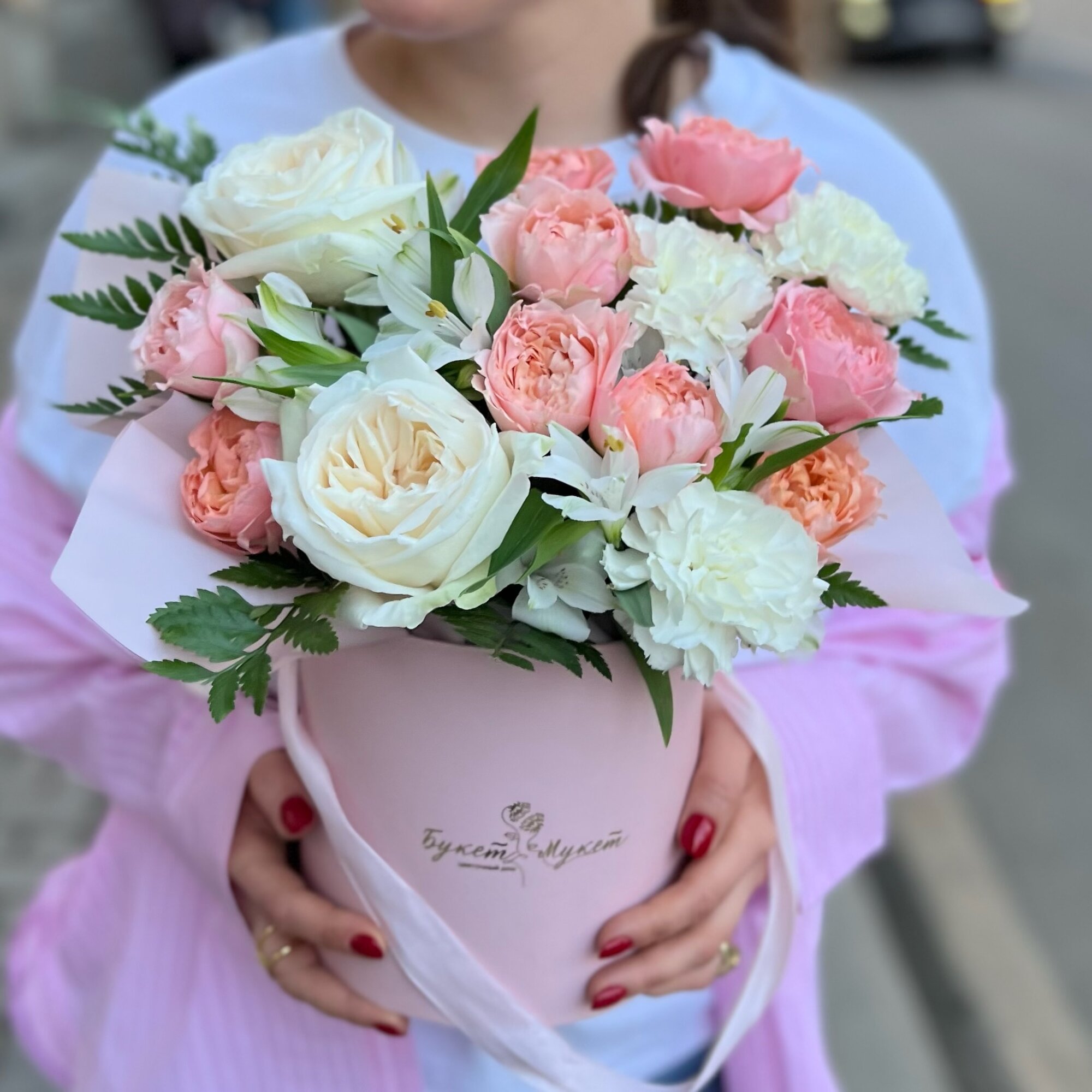 Коробка «Кейт» (premium пионовидные розы, альстромерия, диантус, папоротник»