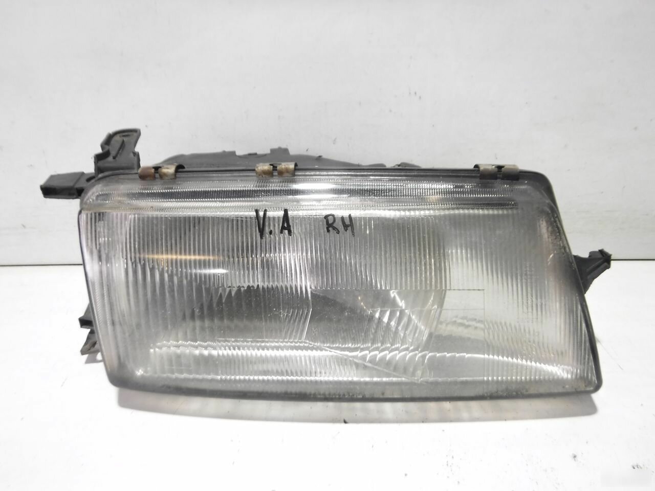 Фара правая Opel Vectra A (1988—1995) 90307682