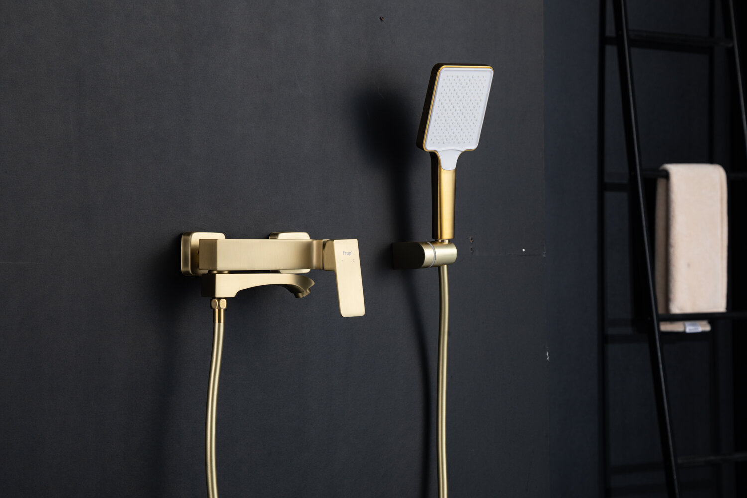 Смеситель для ванны с поворотным изливом F3276-3 латунь, сатиновое золото