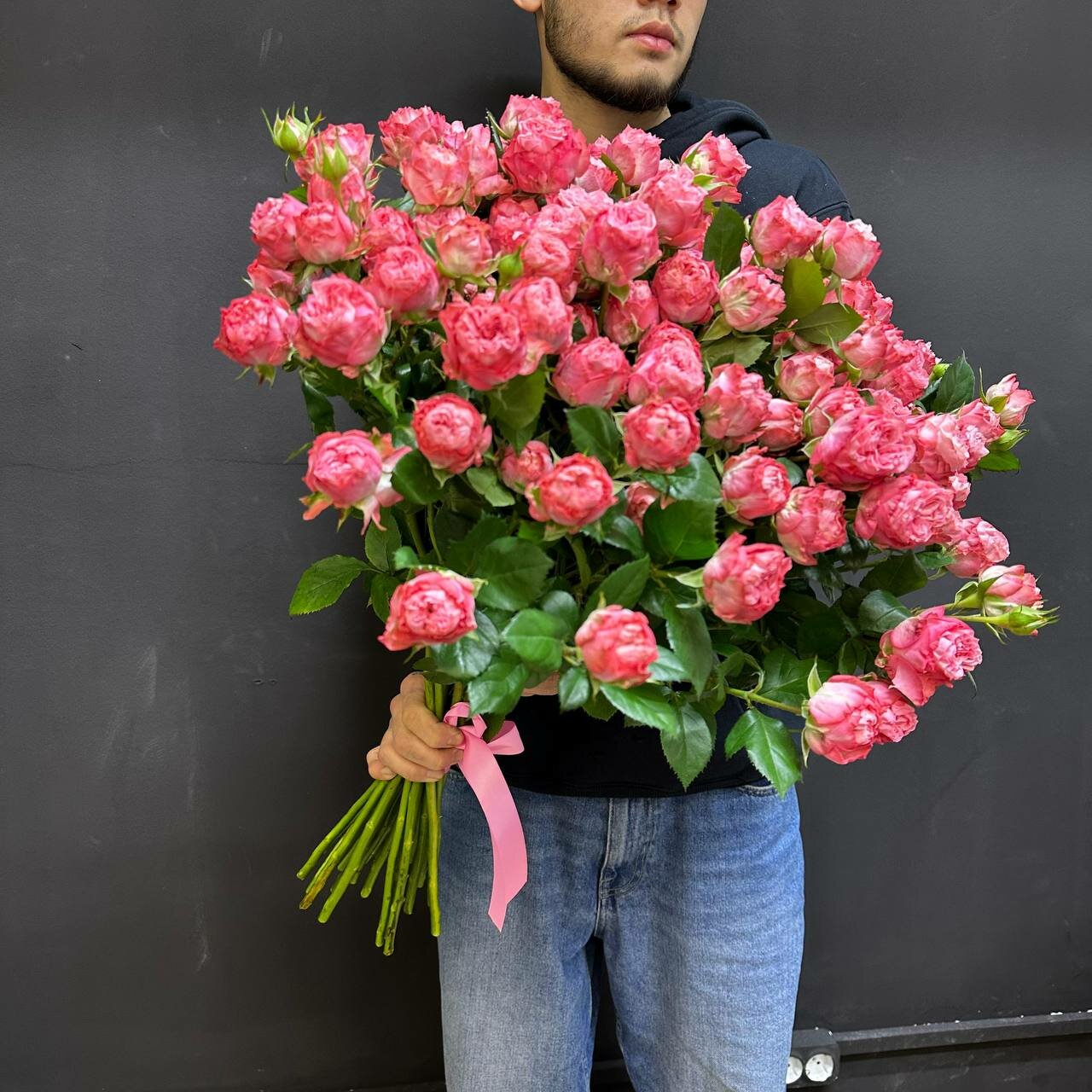 Пышный букет WOW-Flowers, красные кустовые розы, высота 60см