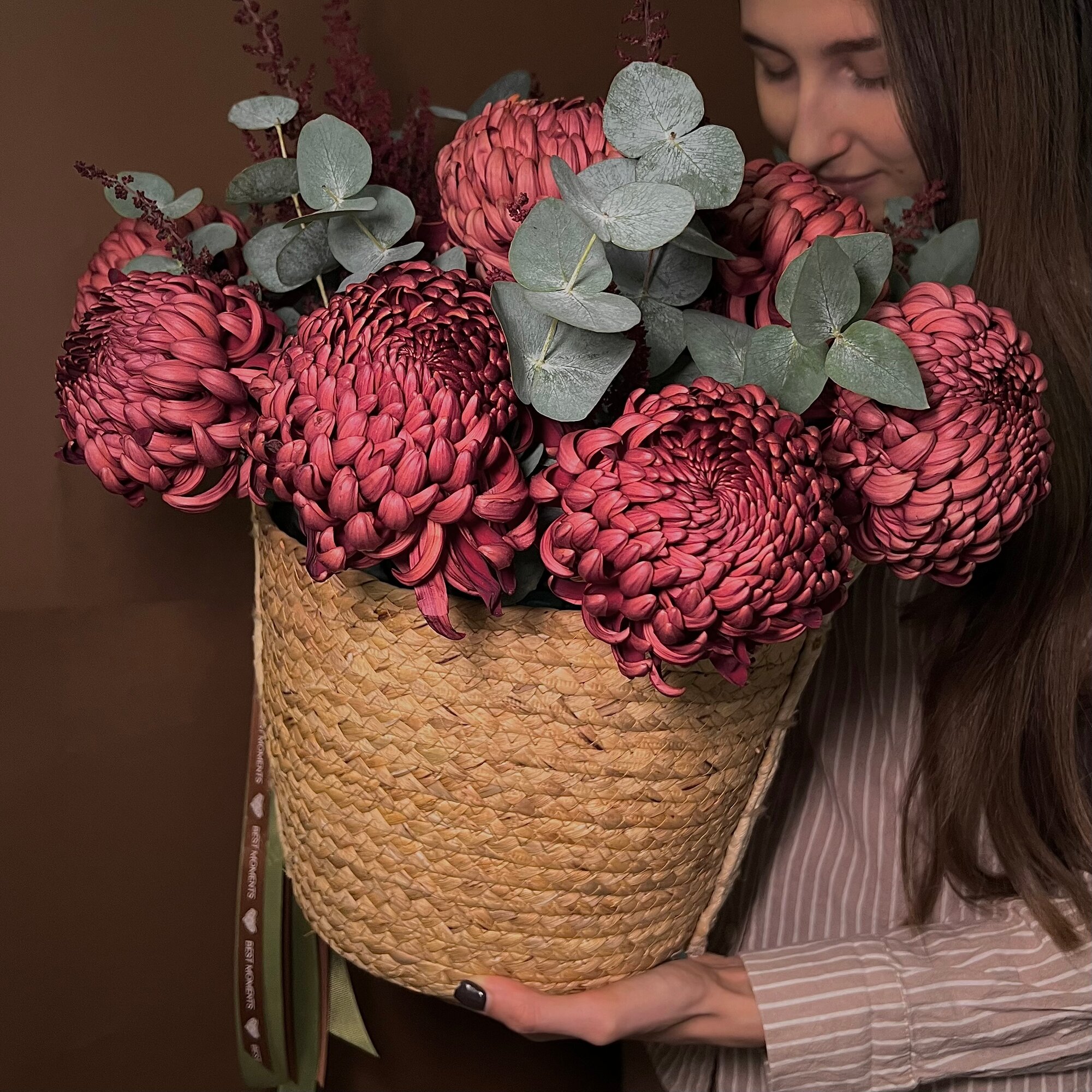 Композиция в корзине "Бигуди", хризантемы, астильбы, эвкалипт, высота 50 см