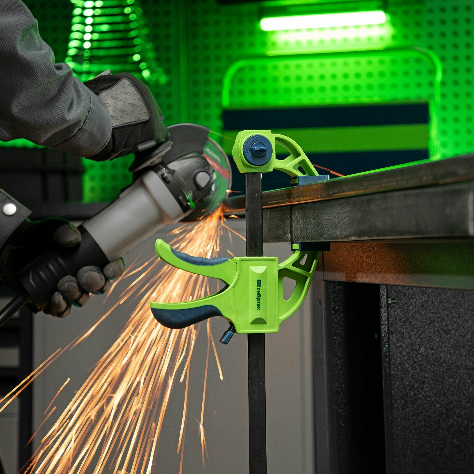 Струбцина F-образная, быстрозажимная, 450 х 70 х 660 мм, пластиковый корпус, фиксатор, двухкомпонентная рукоятка Сибртех, 20566