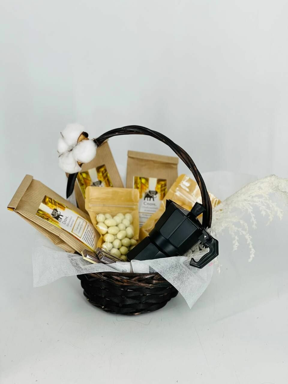 Бразильское кофе с кофеваркой, орехи в шоколаде, в корзине с сухоцветами. Подарок ко дню влюбленных и 8 марта