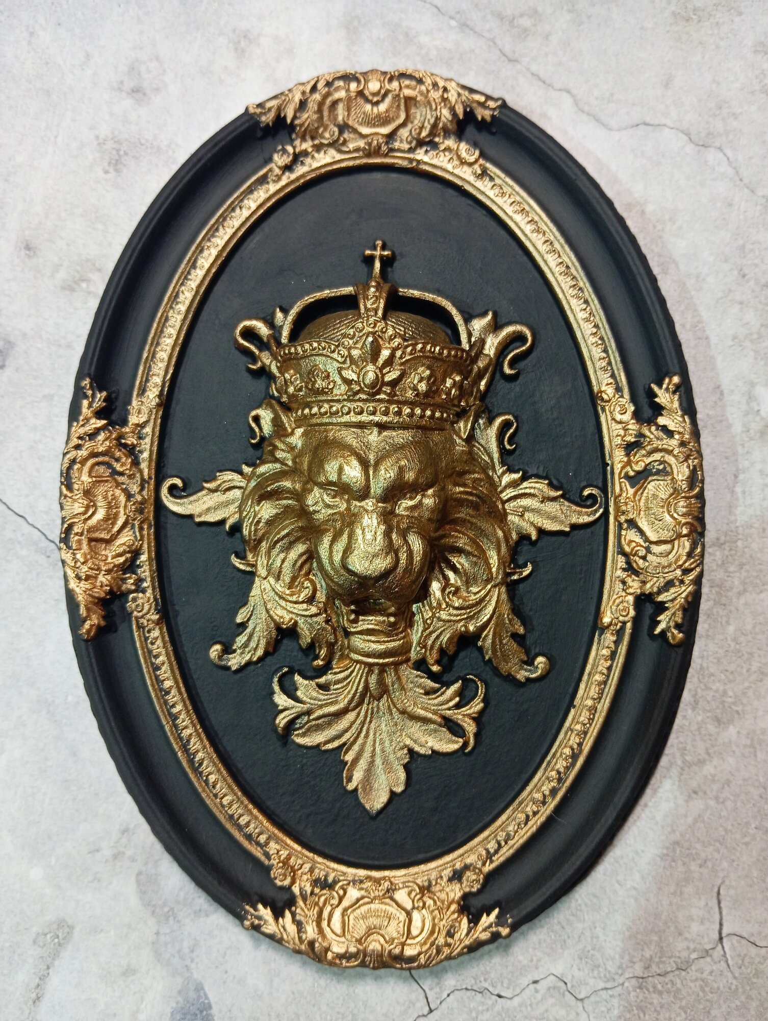 Настенный барельеф Лев в рамке