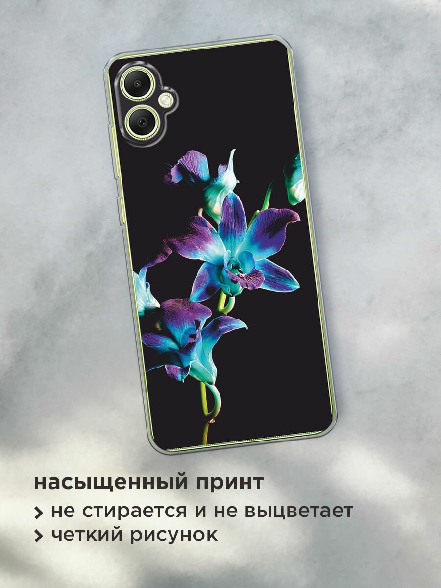 Чехол на Samsung Galaxy A05 / Самсунг Галакси A05 с принтом "Синий цветок на черном" — фото 1
