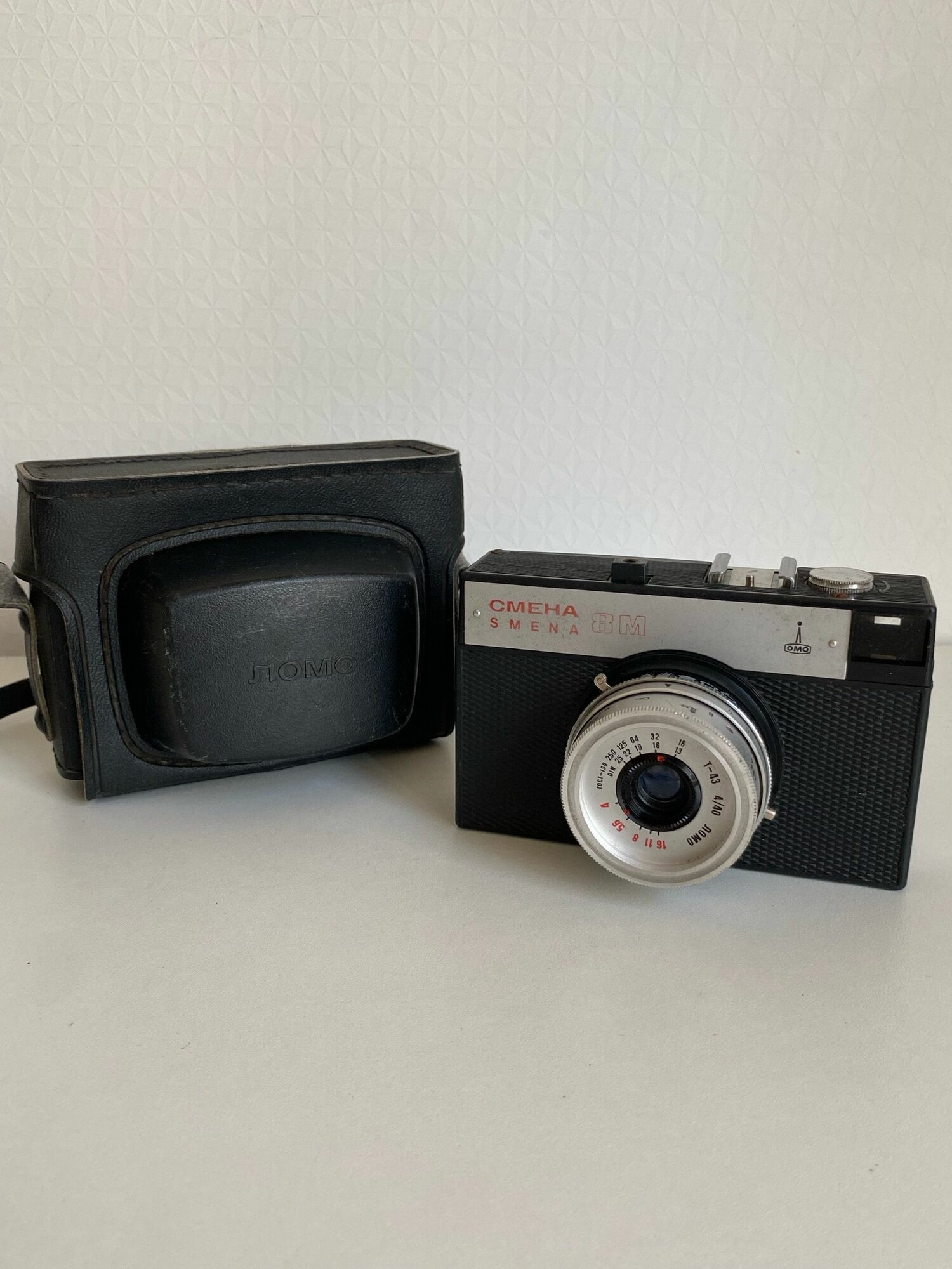 Шкальный пленочный фотоаппарат "Смена-8М" В кофре. СССР. Пластик. Ломо. Ленинградское оптико-механическое объединение. Объектив: Т-43.