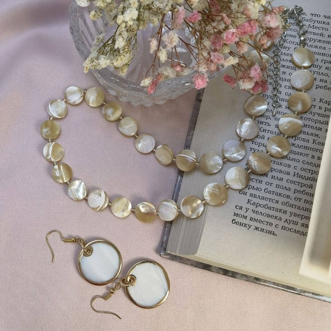 Комплект бижутерии: серьги, колье, перламутр