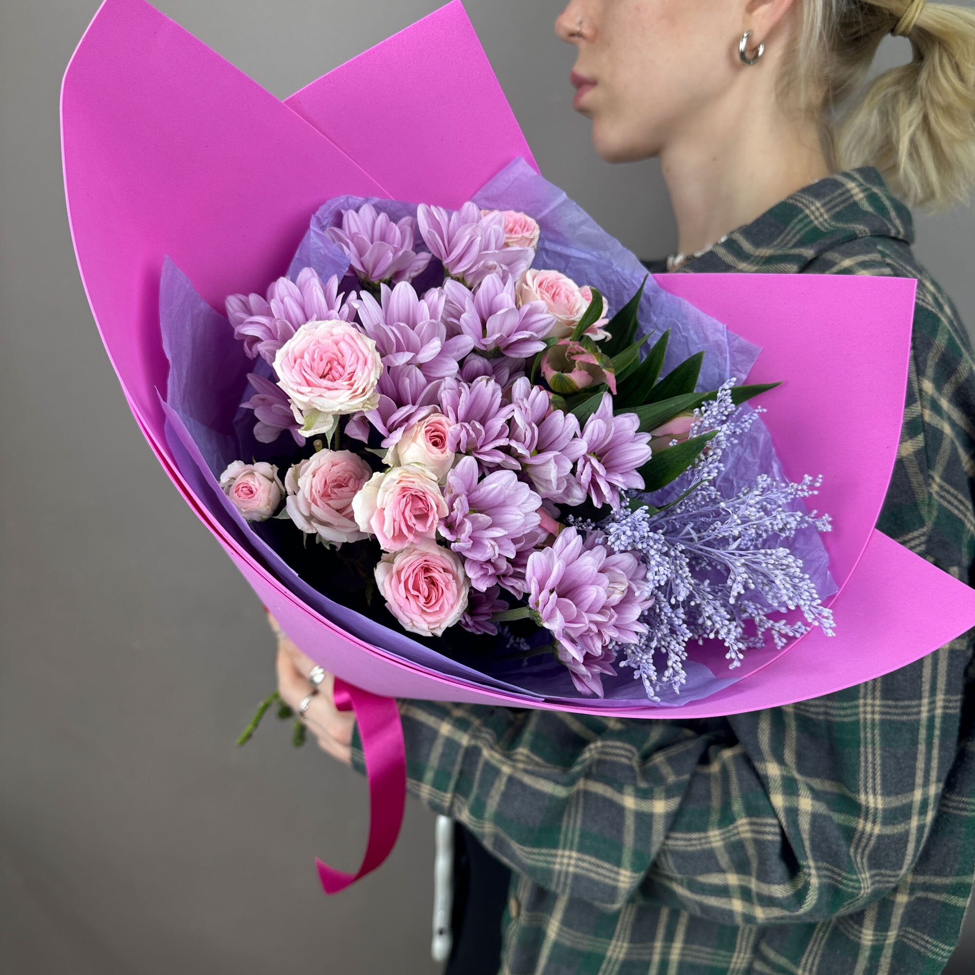 Букет "Бабл Гам", хризантема, кустовая роза, альстромерия, солидаго, 50 см