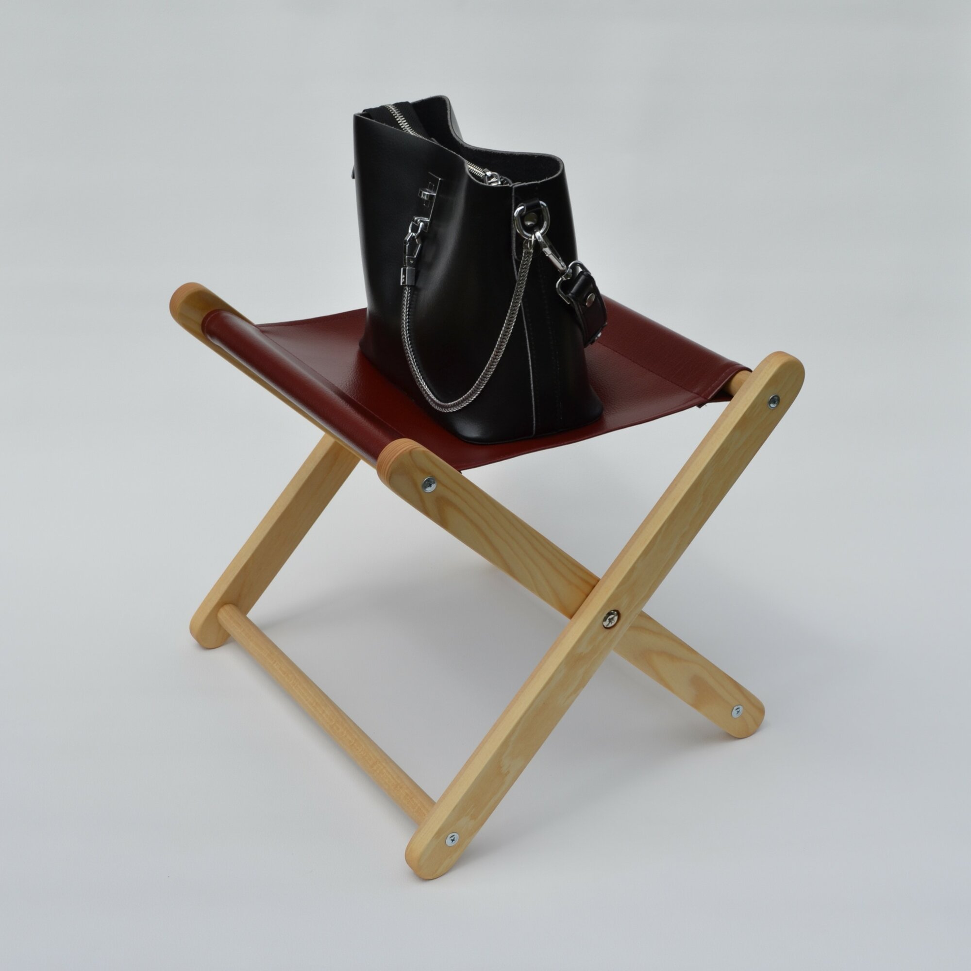 Подставка для сумок из кирпичной глянцевой экокожи с деревянной основой, цвет лиственница