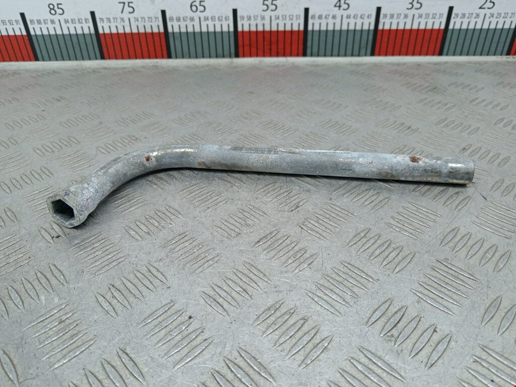Ключ баллонный Audi A6 C5 Allroad 8N0012219 арт. 2212386
