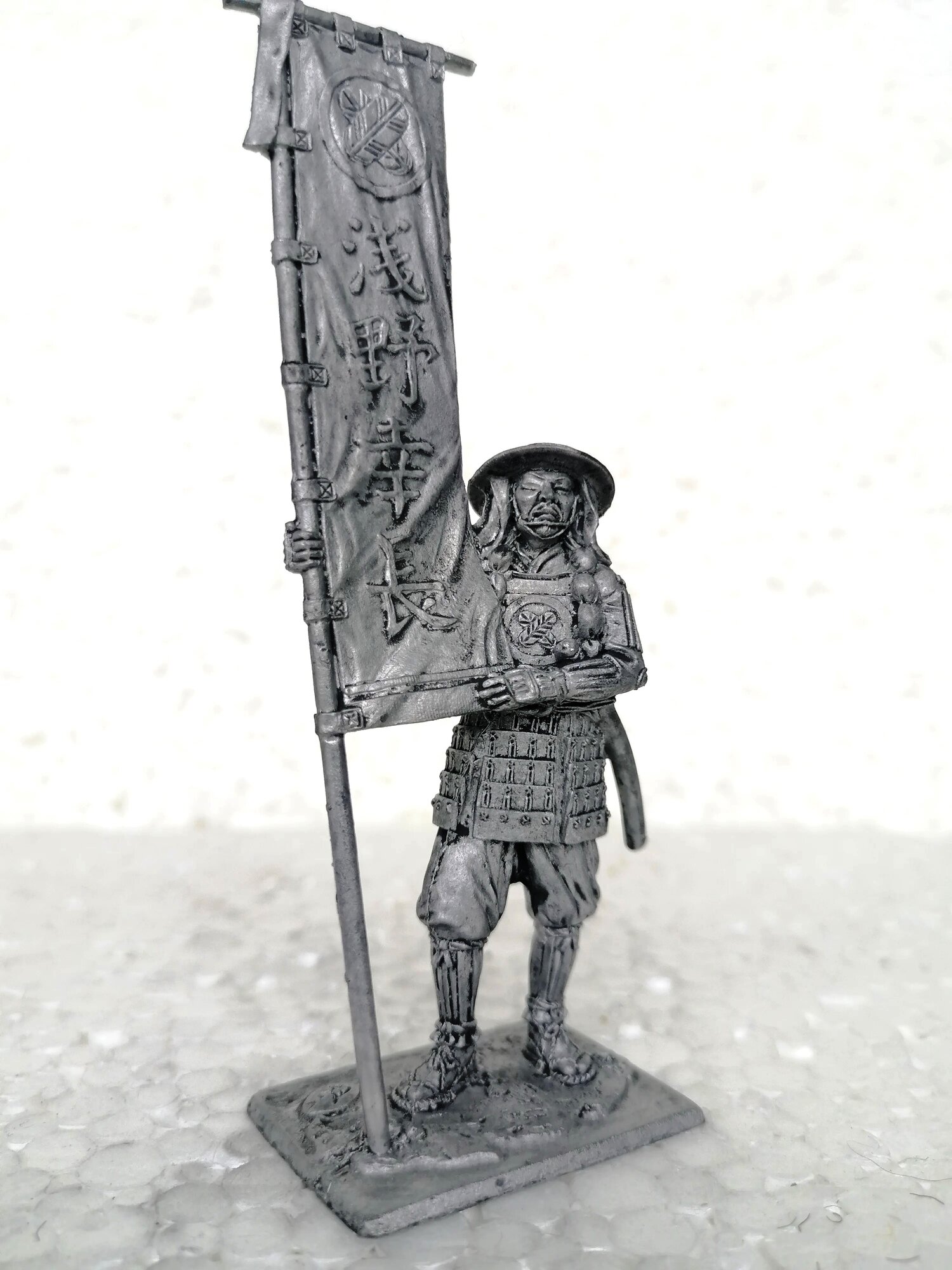 Статуэтка - Фигурка "Япония, Асигару - Самурай знаменосец, 1600 год, оловянный солдатик 54 мм"