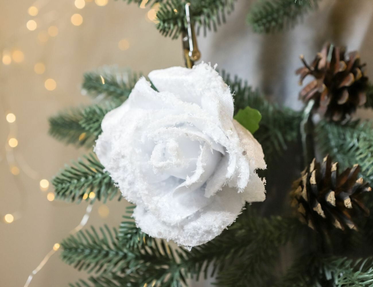 Искусственный цветок роза конжель на клипсе, полиэстер, белый, 10 см, Christmas Deluxe 89477