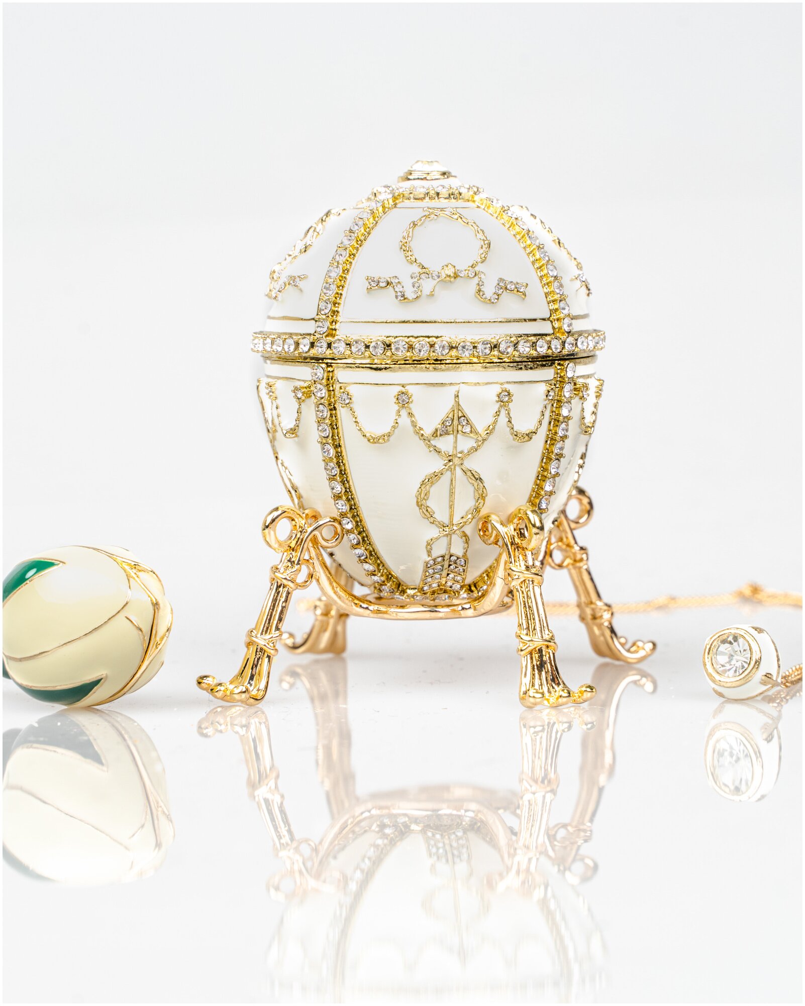 Шкатулка Яйцо в стиле Фаберже "Бутон розы" с подвеской 8,8 см Белая / Золотистая