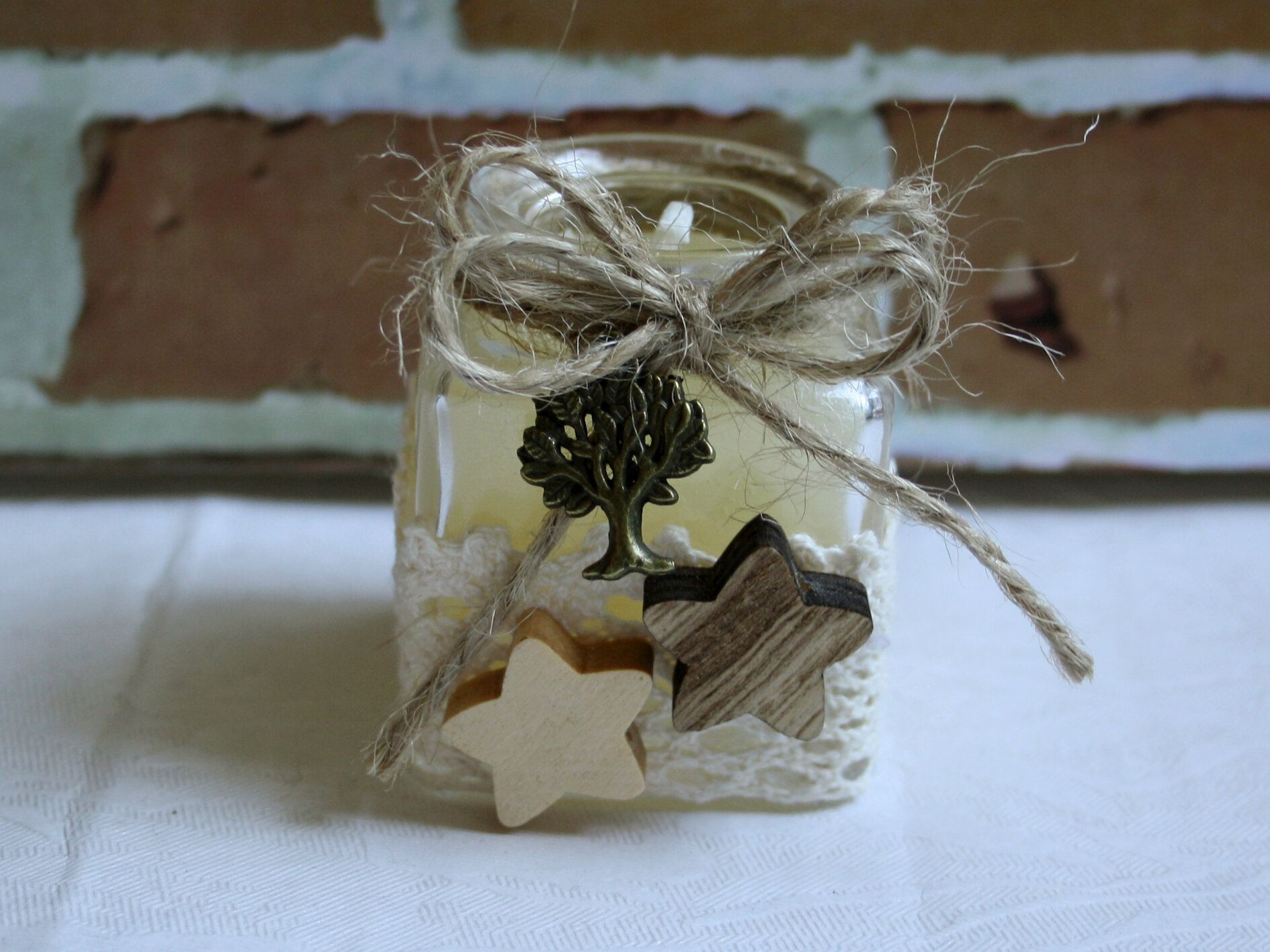 Свеча в стеклянном сосуде квадратная