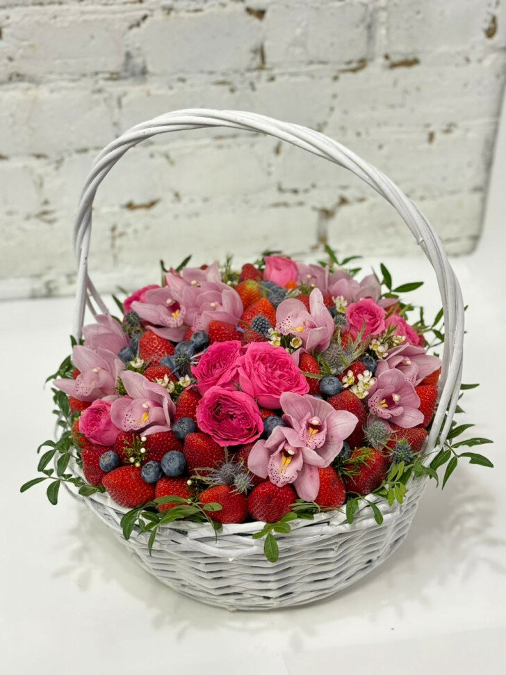 Корзина с клубникой и цветами (BuketOnline)
