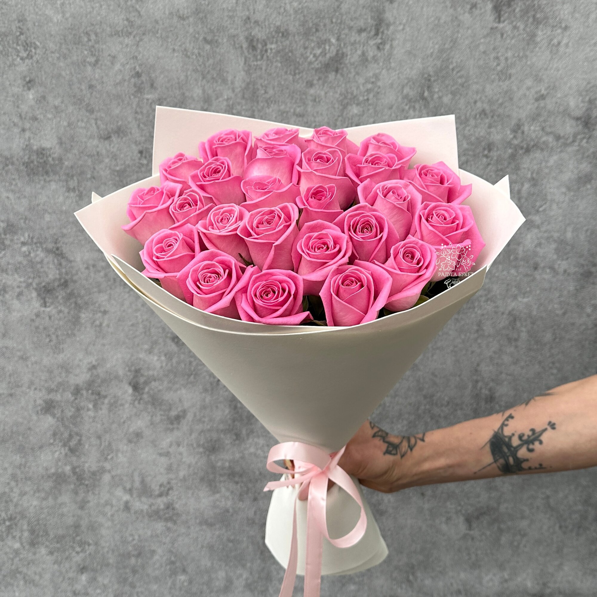 Букет из 25 розовых роз 50см в упаковке / Арт. 23689/ Радуга Букет