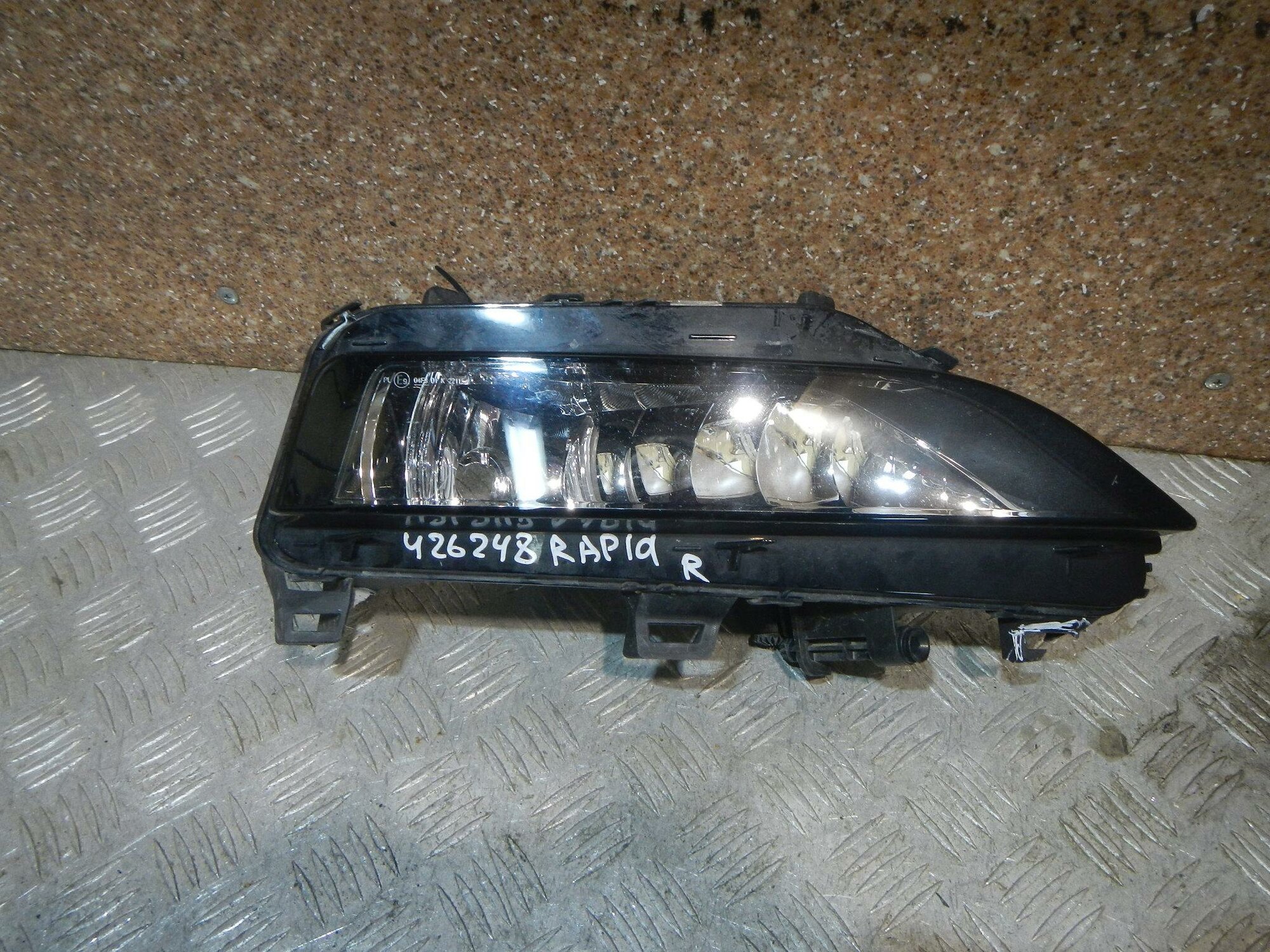 Б/У Фара противотуманная правая, Skoda (Шкода)-RAPID (20-) SKODA Rapid (20-) Сломано 2 крепления, царапины. 426248 VAG а...