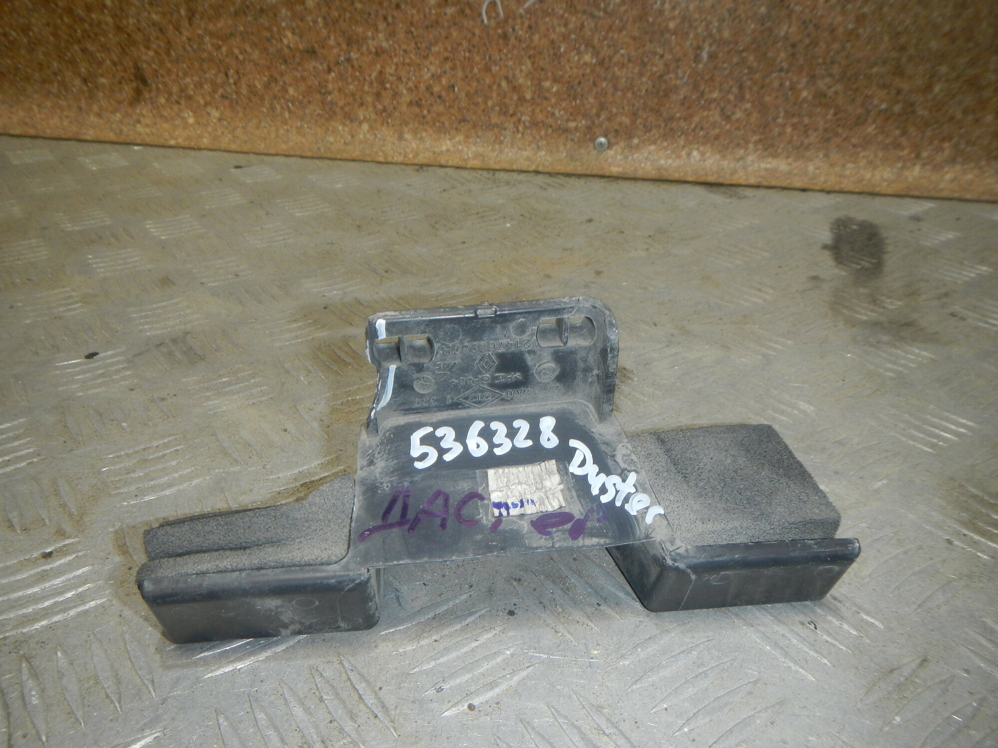 Б/У Кронштейн радиатора, Renault (Рено)-DUSTER 2 (21-) RENAULT DUSTER 2 (21-) Отколот кусок. 536328 RENAULT арт. 214768980R