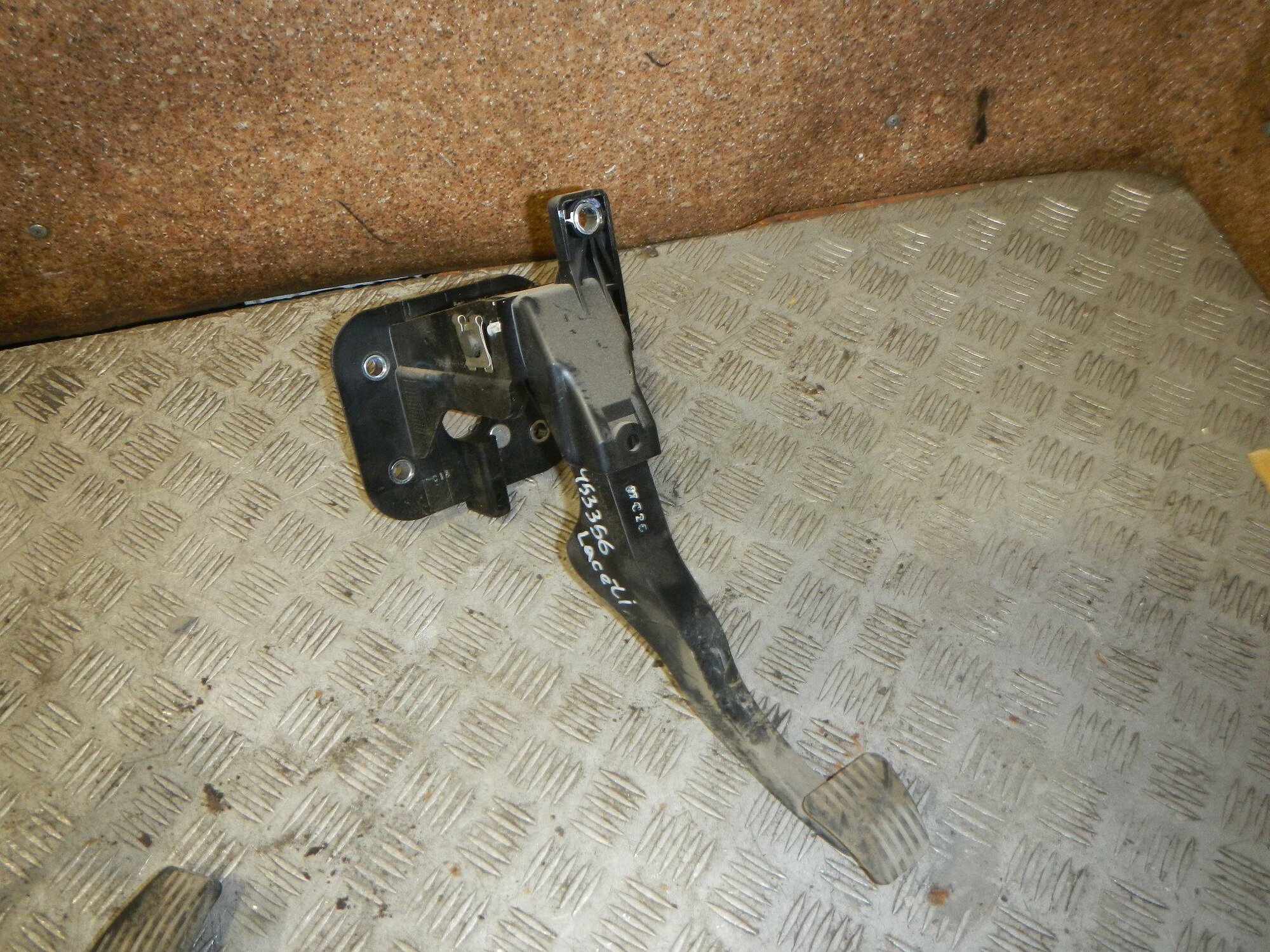 Б/У Педаль сцепления, Chevrolet (Шевроле)-LACETTI (04-13) CHEVROLET LACETTI (04-13) Потертости. 453356 GENERAL MOTORS ар...