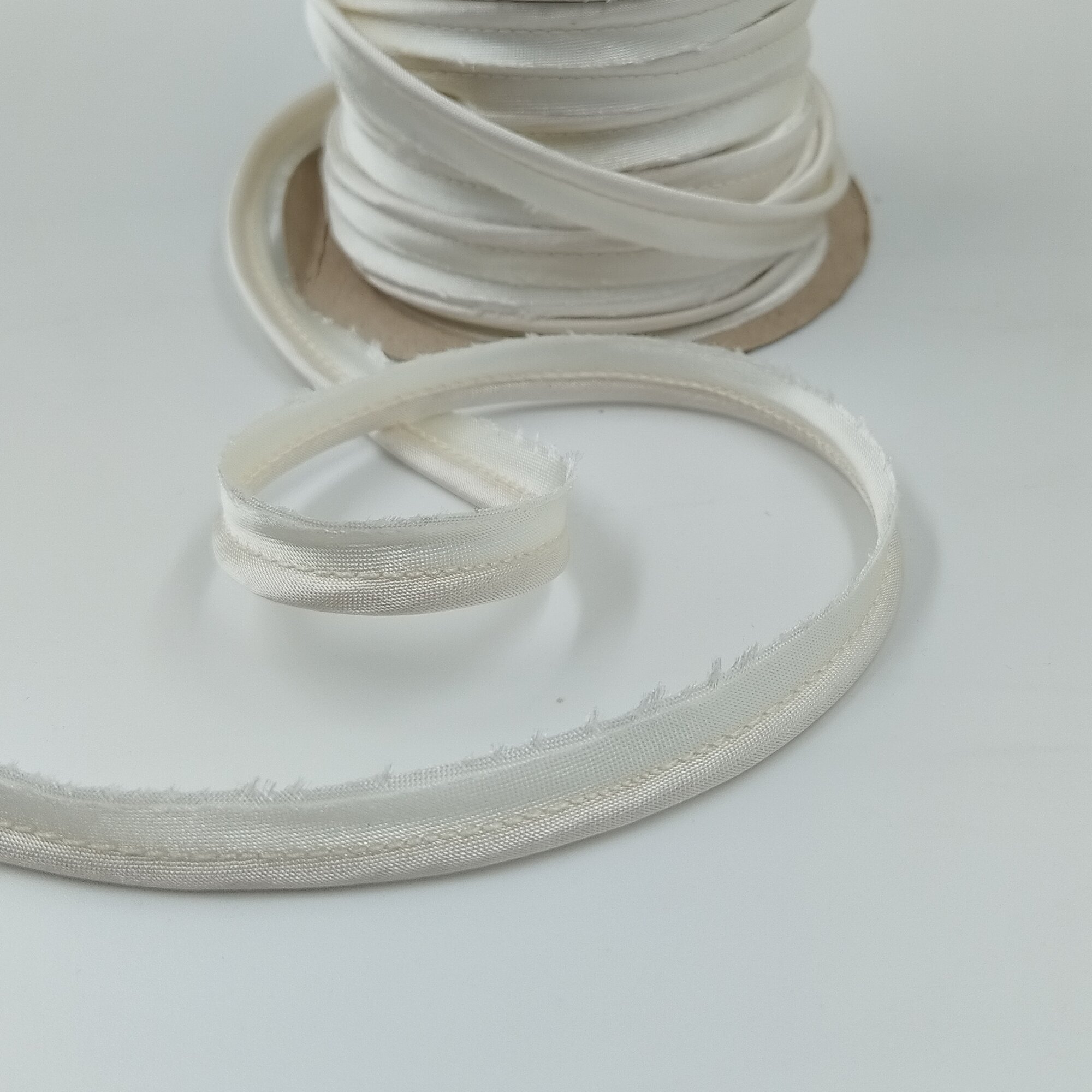 Кант атласный из вискозы белый 3 метра