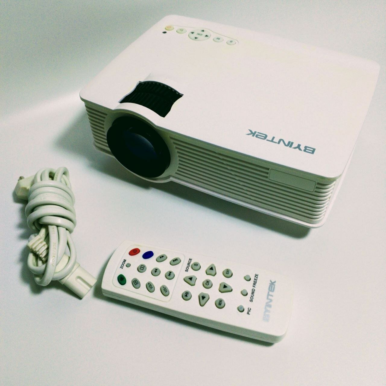 Проектор BYINTEK BT140, 800х480, Пульт, Белый